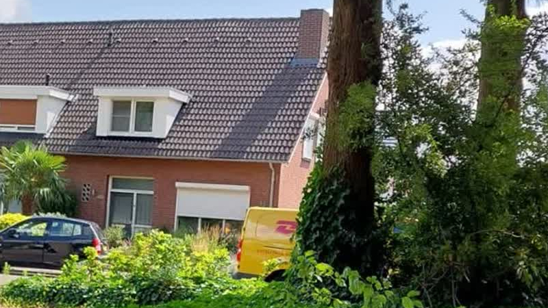 Aanrijding tussen auto en bestelbus