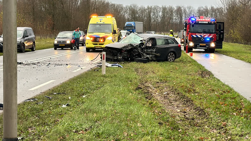 Gewonden na ongeval tussen auto en vrachtwagen in Koningslust