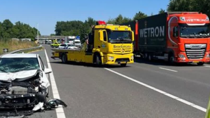 Auto en vrachtwagen met elkaar in botsing