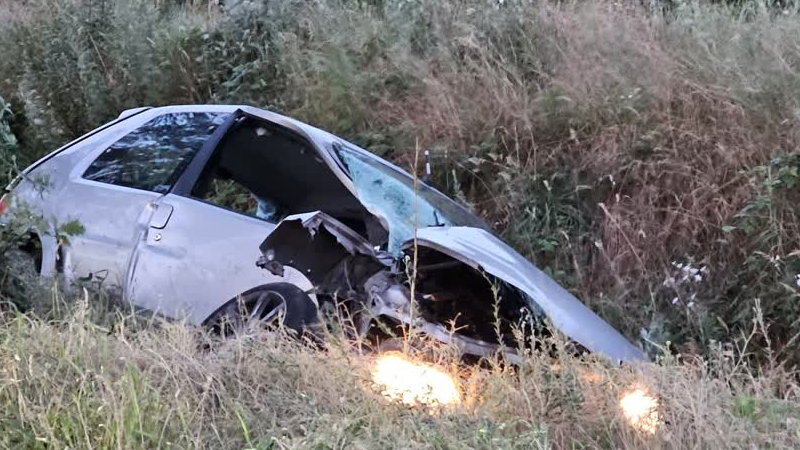 Automobilist gewond na botsing tegen boom