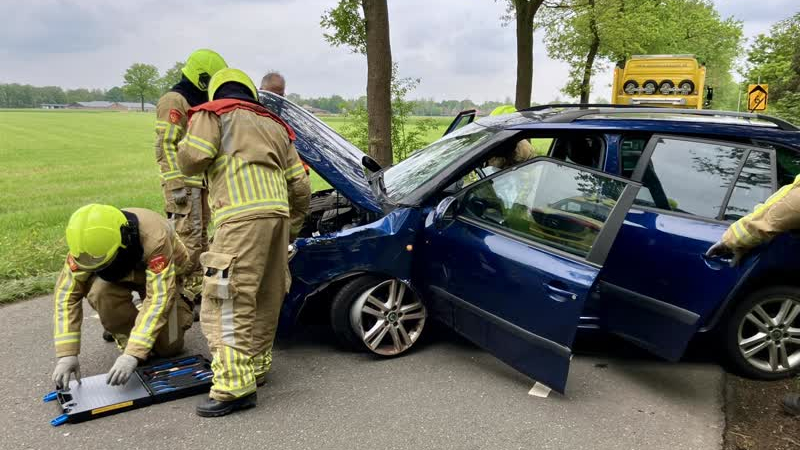 Persoon naar ziekenhuis na eenzijdig auto-ongeval in Grashoek